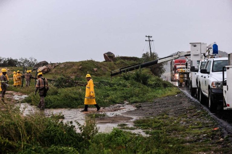 Sube a cinco la cifra de muertos tras el paso del huracán John en México